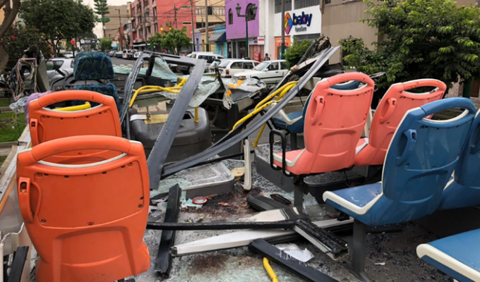 Las impactantes imágenes del bus partido tras...